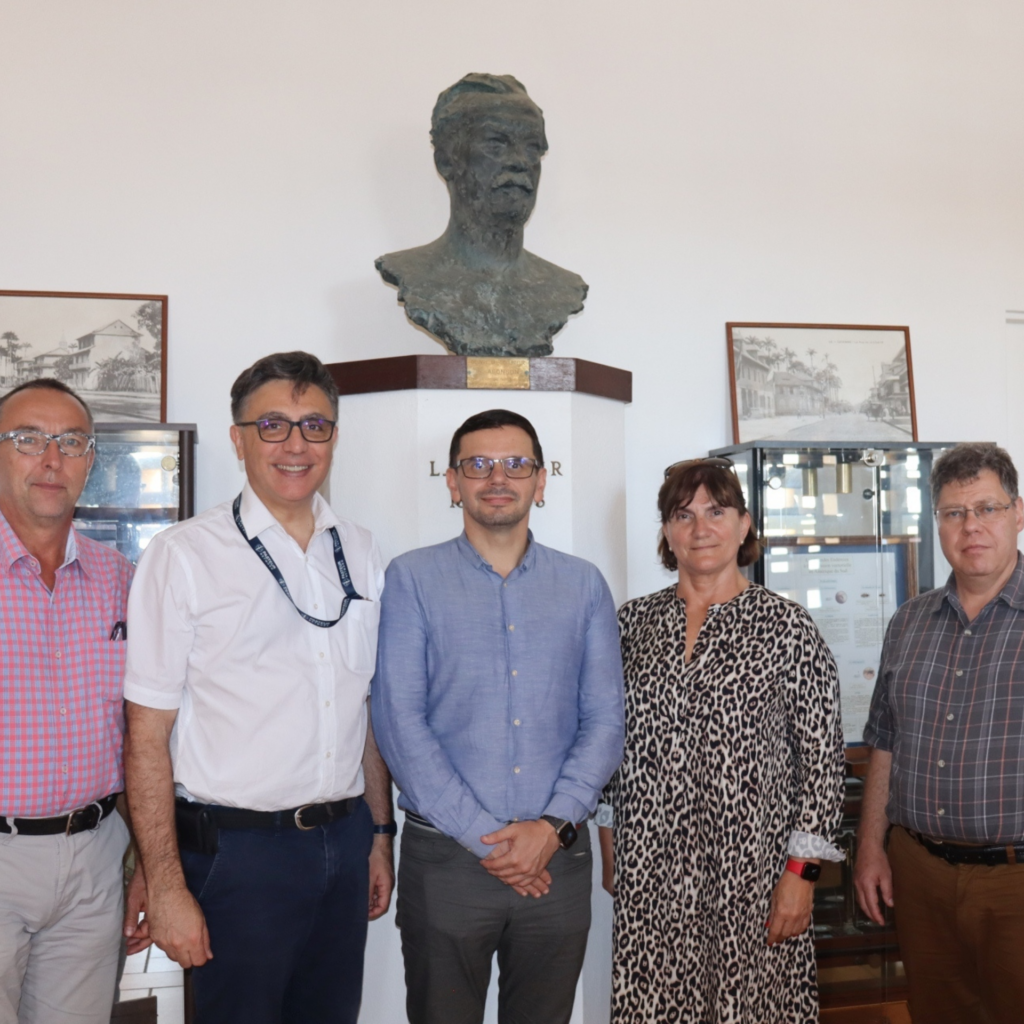 Visite des diplomates de l'Ambassade de Hongrie et des professeurs ...